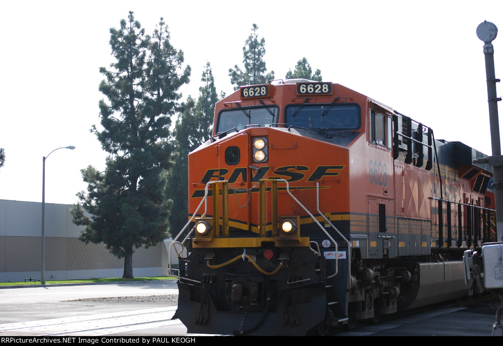 BNSF 6628 passes me by as she heads east at the State College Street crossing in Fullerton, Ca.